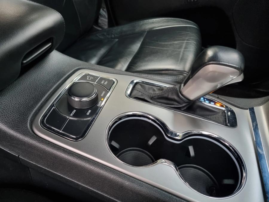 Melns Jeep Grand Cherokee 2018 Rīga, ar dzinēja tilpumu 3.00 L un nobraukumu 131 tūkst. km par 22700 €, foto 38 vietnē AUTOMOTO.COM.LV