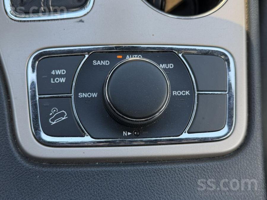 Melns Jeep Grand Cherokee 2018 Rīga, ar dzinēja tilpumu 3.00 L un nobraukumu 142 tūkst. km par 18750 €, foto 15 vietnē AUTOMOTO.COM.LV