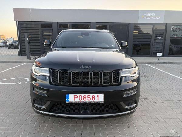 Black Jeep Grand Cherokee 2018 in Taurage, with an engine capacity of 3.60 L and mileage of 251 thousand km for 16900 €, photo 3 on AUTOMOTO.COM.LV