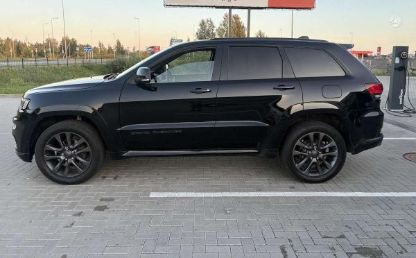Black Jeep Grand Cherokee 2018 in Taurage, with an engine capacity of 3.60 L and mileage of 251 thousand km for 16900 €, photo 5 on AUTOMOTO.COM.LV