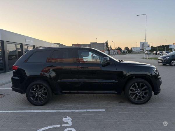 Black Jeep Grand Cherokee 2018 in Taurage, with an engine capacity of 3.60 L and mileage of 251 thousand km for 16900 €, photo 9 on AUTOMOTO.COM.LV