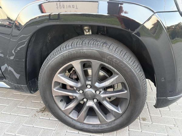 Black Jeep Grand Cherokee 2018 in Taurage, with an engine capacity of 3.60 L and mileage of 251 thousand km for 16900 €, photo 11 on AUTOMOTO.COM.LV