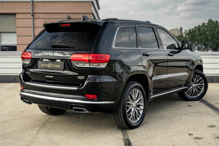Black Jeep Grand Cherokee 2018 in Riga, with an engine capacity of 3.00 L and mileage of 265 thousand km for 17550 €, photo 4 on AUTOMOTO.COM.LV