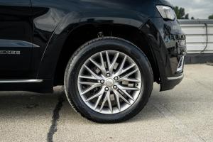 Black Jeep Grand Cherokee 2018 in Riga, with an engine capacity of 3.00 L and mileage of 265 thousand km for 17550 €, photo 7 on AUTOMOTO.COM.LV