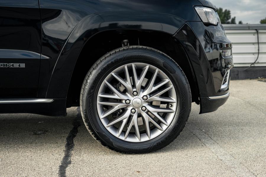 Black Jeep Grand Cherokee 2018 in Riga, with an engine capacity of 3.00 L and mileage of 265 thousand km for 17550 €, photo 7 on AUTOMOTO.COM.LV