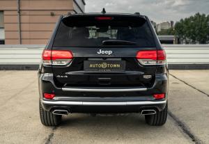 Black Jeep Grand Cherokee 2018 in Riga, with an engine capacity of 3.00 L and mileage of 265 thousand km for 17550 €, photo 8 on AUTOMOTO.COM.LV