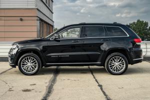 Black Jeep Grand Cherokee 2018 in Riga, with an engine capacity of 3.00 L and mileage of 265 thousand km for 17550 €, photo 10 on AUTOMOTO.COM.LV