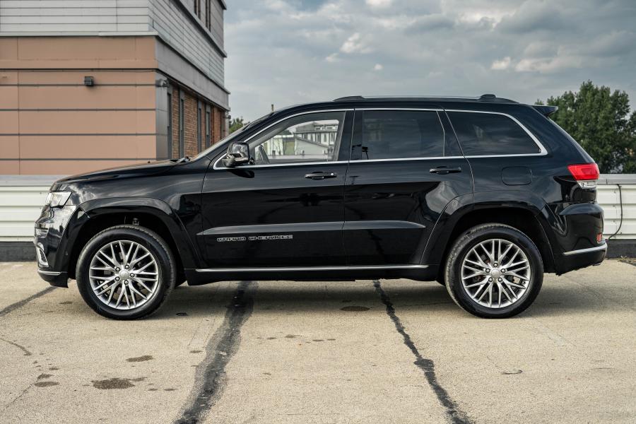 Black Jeep Grand Cherokee 2018 in Riga, with an engine capacity of 3.00 L and mileage of 265 thousand km for 17550 €, photo 10 on AUTOMOTO.COM.LV