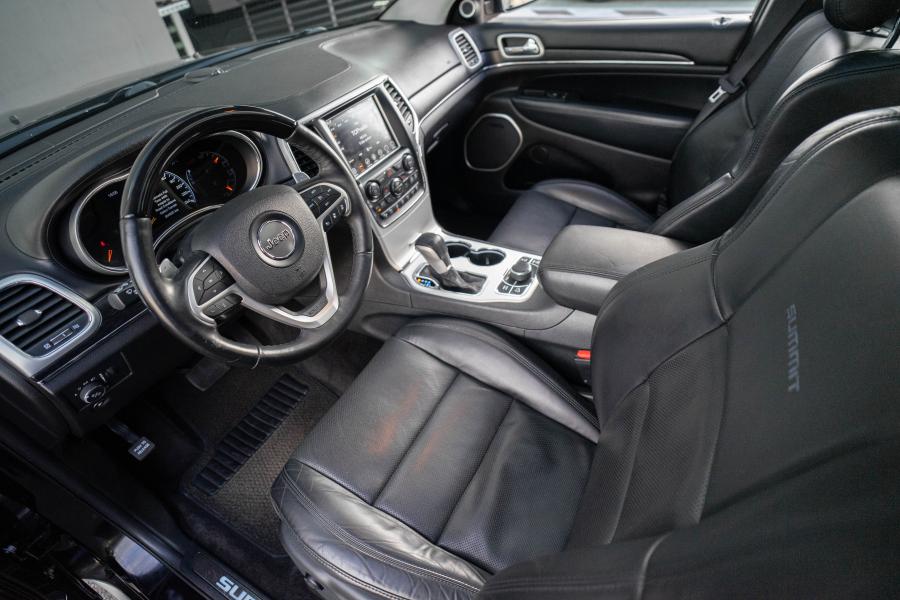 Black Jeep Grand Cherokee 2018 in Riga, with an engine capacity of 3.00 L and mileage of 265 thousand km for 17550 €, photo 11 on AUTOMOTO.COM.LV