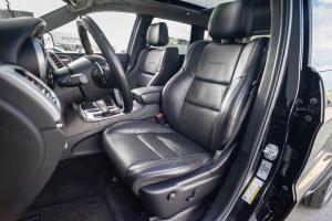 Black Jeep Grand Cherokee 2018 in Riga, with an engine capacity of 3.00 L and mileage of 265 thousand km for 17550 €, photo 12 on AUTOMOTO.COM.LV