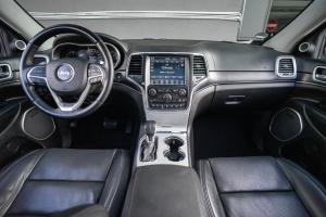 Black Jeep Grand Cherokee 2018 in Riga, with an engine capacity of 3.00 L and mileage of 265 thousand km for 17550 €, photo 13 on AUTOMOTO.COM.LV