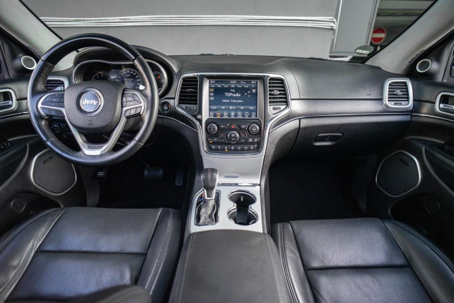 Black Jeep Grand Cherokee 2018 in Riga, with an engine capacity of 3.00 L and mileage of 265 thousand km for 17550 €, photo 13 on AUTOMOTO.COM.LV