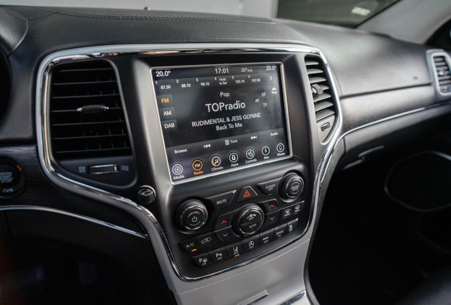 Black Jeep Grand Cherokee 2018 in Riga, with an engine capacity of 3.00 L and mileage of 265 thousand km for 17550 €, photo 17 on AUTOMOTO.COM.LV