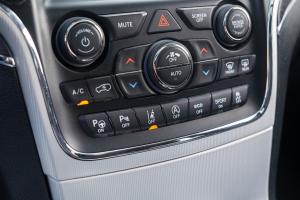 Black Jeep Grand Cherokee 2018 in Riga, with an engine capacity of 3.00 L and mileage of 265 thousand km for 17550 €, photo 21 on AUTOMOTO.COM.LV