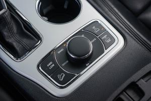 Black Jeep Grand Cherokee 2018 in Riga, with an engine capacity of 3.00 L and mileage of 265 thousand km for 17550 €, photo 23 on AUTOMOTO.COM.LV