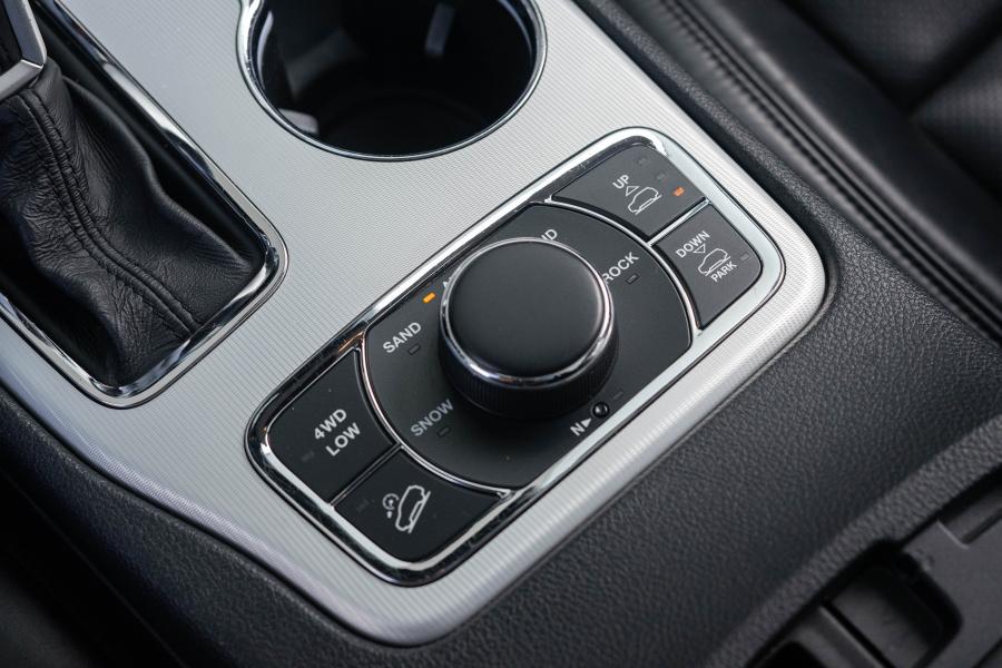 Black Jeep Grand Cherokee 2018 in Riga, with an engine capacity of 3.00 L and mileage of 265 thousand km for 17550 €, photo 23 on AUTOMOTO.COM.LV