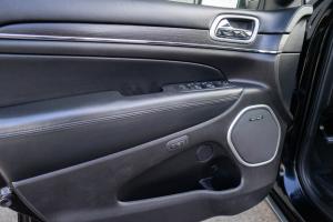 Black Jeep Grand Cherokee 2018 in Riga, with an engine capacity of 3.00 L and mileage of 265 thousand km for 17550 €, photo 25 on AUTOMOTO.COM.LV