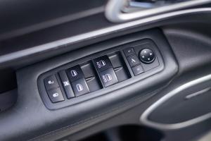 Black Jeep Grand Cherokee 2018 in Riga, with an engine capacity of 3.00 L and mileage of 265 thousand km for 17550 €, photo 26 on AUTOMOTO.COM.LV