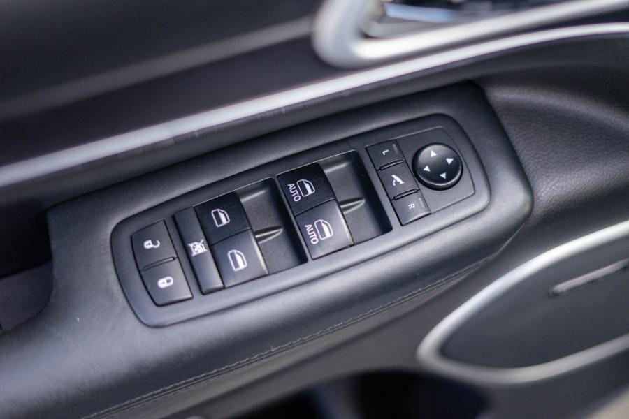 Black Jeep Grand Cherokee 2018 in Riga, with an engine capacity of 3.00 L and mileage of 265 thousand km for 17550 €, photo 26 on AUTOMOTO.COM.LV