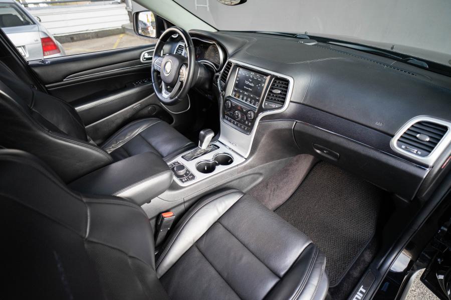 Black Jeep Grand Cherokee 2018 in Riga, with an engine capacity of 3.00 L and mileage of 265 thousand km for 17550 €, photo 28 on AUTOMOTO.COM.LV