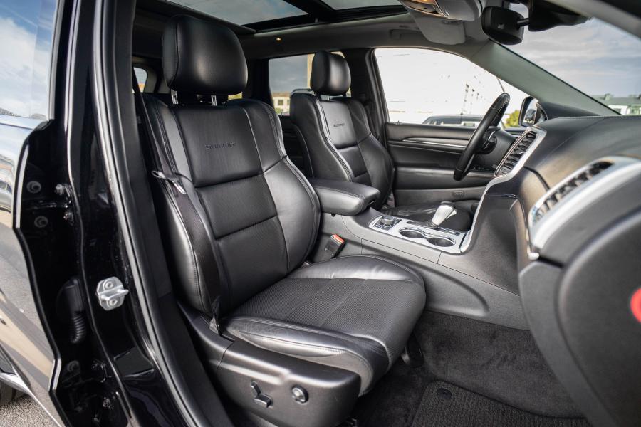 Black Jeep Grand Cherokee 2018 in Riga, with an engine capacity of 3.00 L and mileage of 265 thousand km for 17550 €, photo 29 on AUTOMOTO.COM.LV