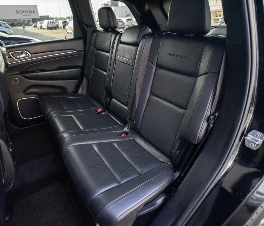 Black Jeep Grand Cherokee 2018 in Riga, with an engine capacity of 3.00 L and mileage of 265 thousand km for 17550 €, photo 30 on AUTOMOTO.COM.LV