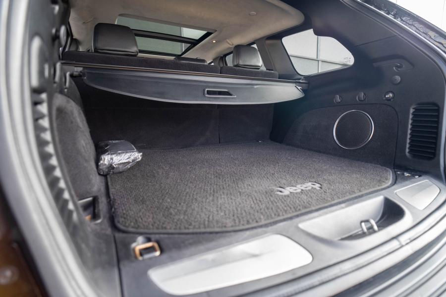 Black Jeep Grand Cherokee 2018 in Riga, with an engine capacity of 3.00 L and mileage of 265 thousand km for 17550 €, photo 33 on AUTOMOTO.COM.LV