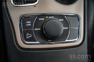 Melns Jeep Grand Cherokee 2018 Rīga, ar dzinēja tilpumu 3.00 L un nobraukumu 143 tūkst. km par 17490 €, foto 16 vietnē AUTOMOTO.COM.LV