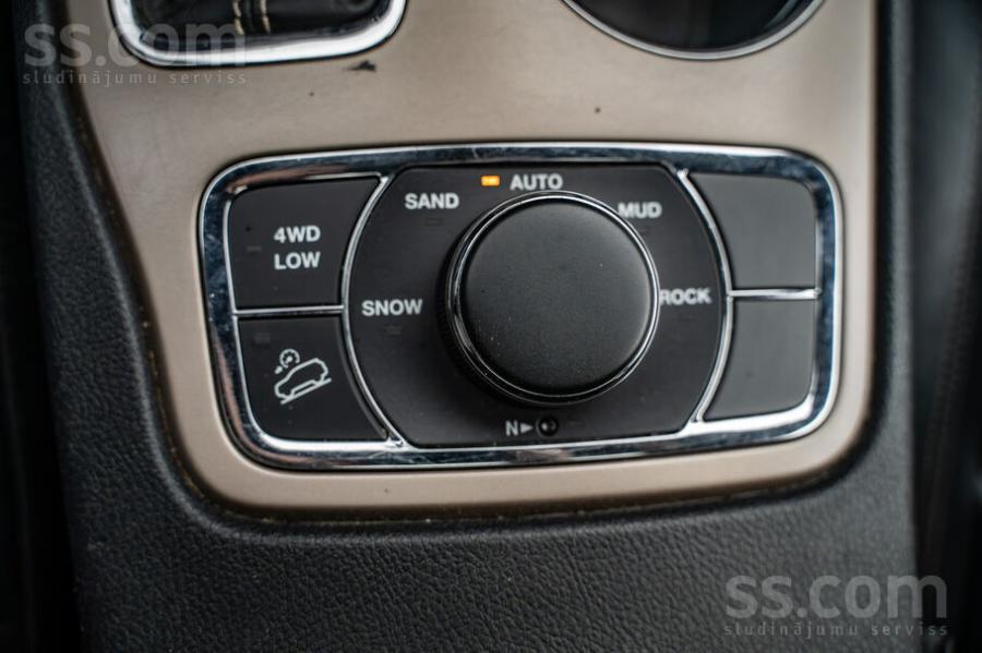 Melns Jeep Grand Cherokee 2018 Rīga, ar dzinēja tilpumu 3.00 L un nobraukumu 143 tūkst. km par 17490 €, foto 16 vietnē AUTOMOTO.COM.LV