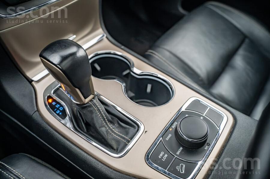Melns Jeep Grand Cherokee 2018 Rīga, ar dzinēja tilpumu 3.00 L un nobraukumu 143 tūkst. km par 17490 €, foto 17 vietnē AUTOMOTO.COM.LV