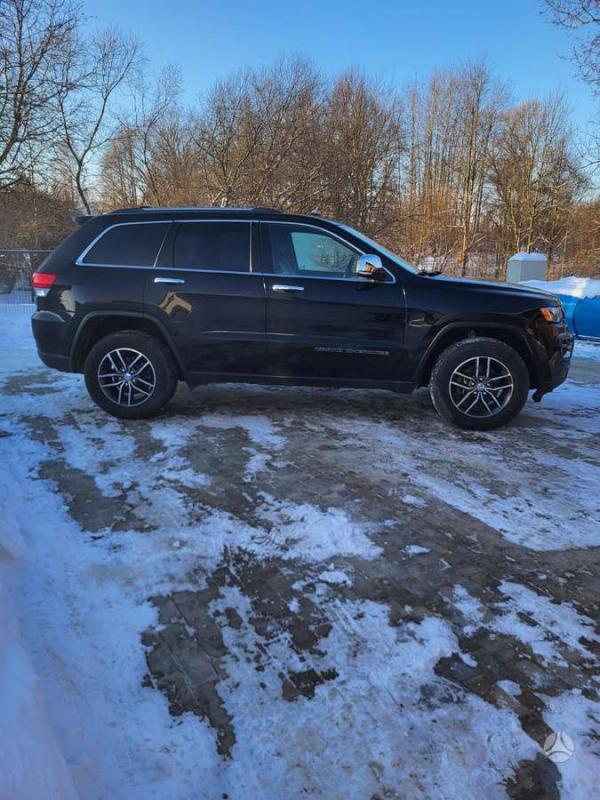 Black Jeep Grand Cherokee 2019 in Kaunas, with an engine capacity of 3.60 L and mileage of 80 thousand km for 18200 €, photo 2 on AUTOMOTO.COM.LV