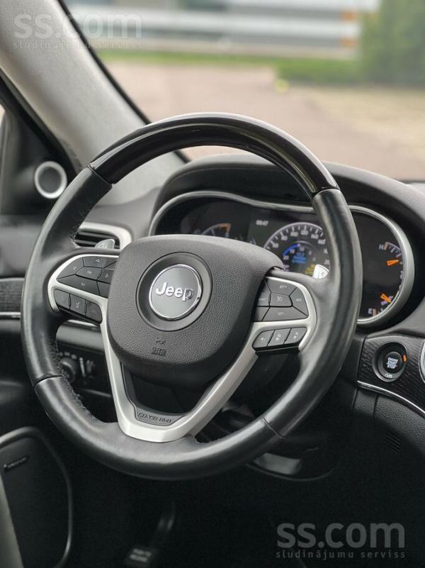 Black Jeep Grand Cherokee 2019 in Liepaja, with an engine capacity of 3.00 L and mileage of 136 thousand km for 21000 €, photo 7 on AUTOMOTO.COM.LV
