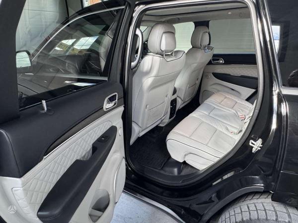 Black Jeep Grand Cherokee 2019 in Siauliai, with an engine capacity of 5.70 L and mileage of 85 thousand km for 28800 €, photo 8 on AUTOMOTO.COM.LV