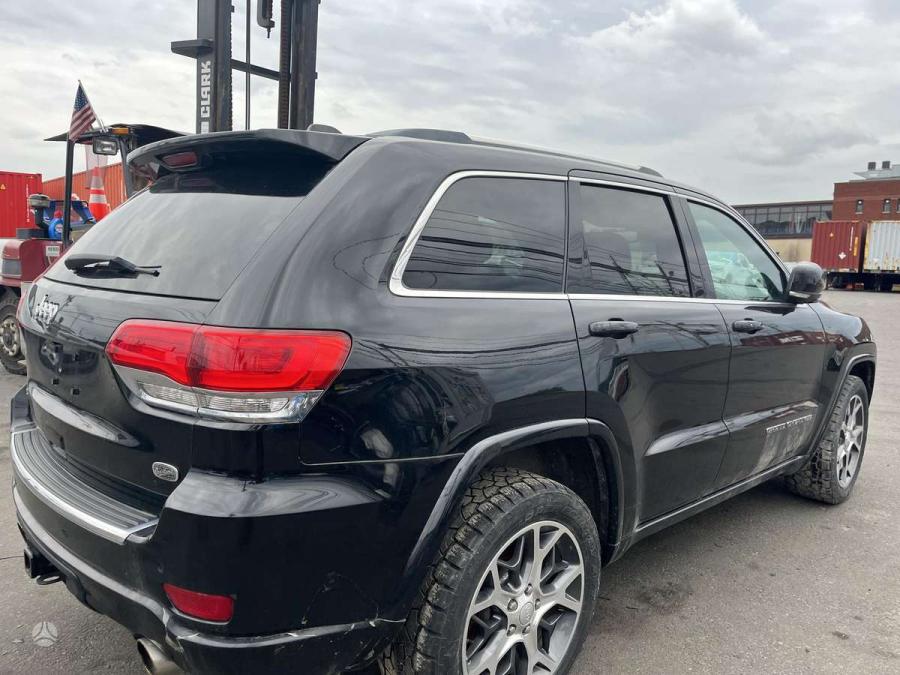 Melns Jeep Grand Cherokee 2019 Klaipėda, ar dzinēja tilpumu 5.65 L un nobraukumu 152 tūkst. km par 14400 €, foto 4 vietnē AUTOMOTO.COM.LV