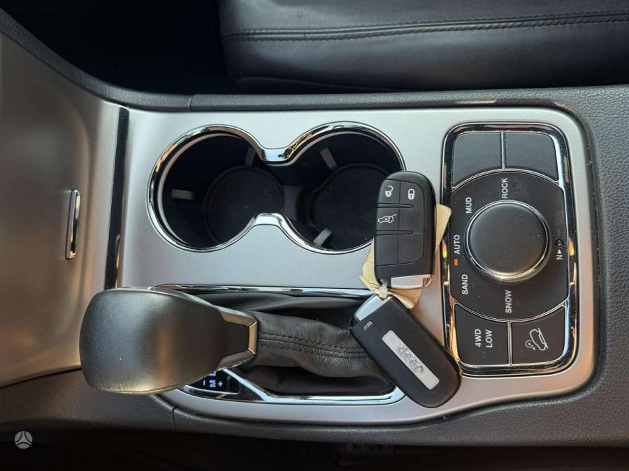 Black Jeep Grand Cherokee 2019 in Vilnius, with an engine capacity of 2.99 L and mileage of 173 thousand km for 16200 €, photo 12 on AUTOMOTO.COM.LV