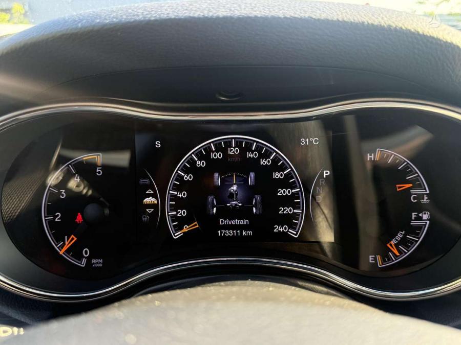 Black Jeep Grand Cherokee 2019 in Vilnius, with an engine capacity of 2.99 L and mileage of 173 thousand km for 16200 €, photo 14 on AUTOMOTO.COM.LV