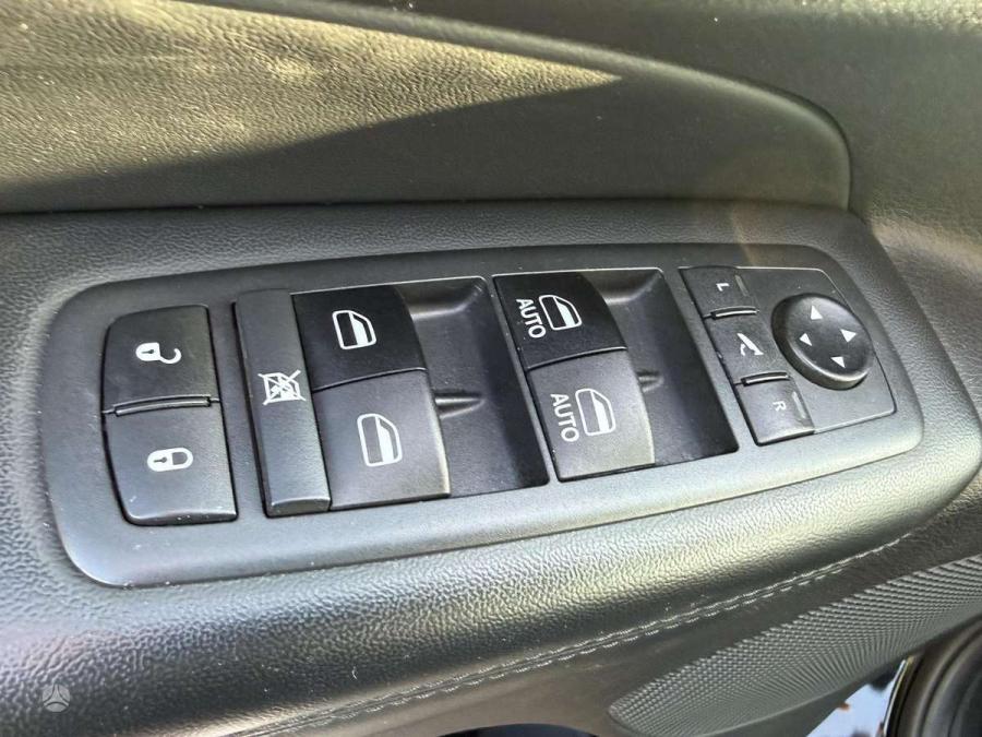 Black Jeep Grand Cherokee 2019 in Vilnius, with an engine capacity of 2.99 L and mileage of 173 thousand km for 16200 €, photo 22 on AUTOMOTO.COM.LV