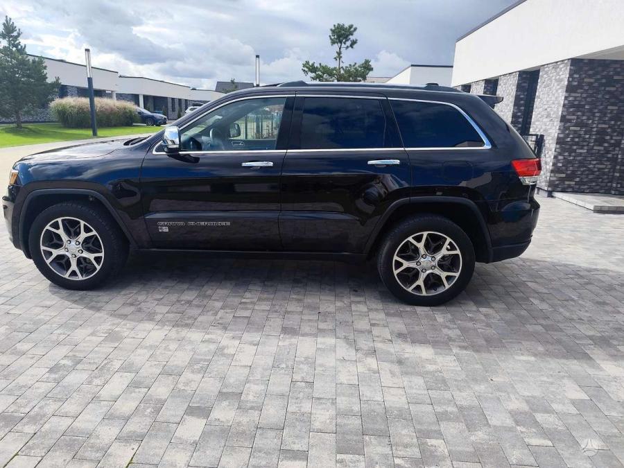Black Jeep Grand Cherokee 2019 in Kaunas, with an engine capacity of 3.60 L and mileage of 148 thousand km for 18500 €, photo 9 on AUTOMOTO.COM.LV