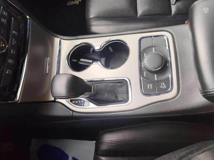 Black Jeep Grand Cherokee 2019 in Kaunas, with an engine capacity of 3.60 L and mileage of 148 thousand km for 18500 €, photo 20 on AUTOMOTO.COM.LV