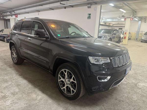 Black Jeep Grand Cherokee 2020 in Siauliai, with an engine capacity of 2.99 L and mileage of 230 thousand km for 15900 €, photo 3 on AUTOMOTO.COM.LV