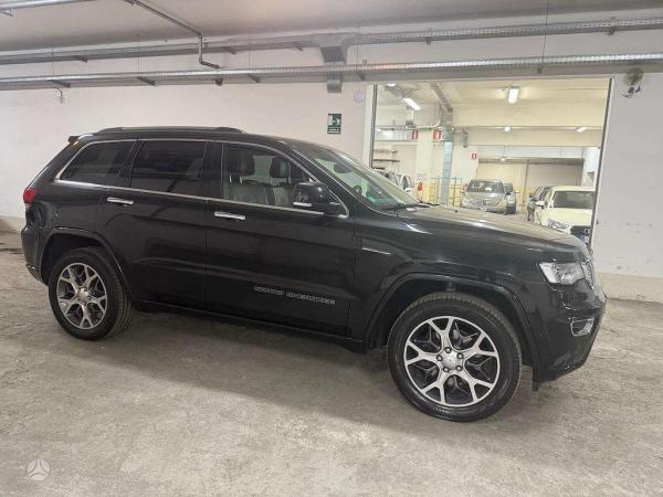 Black Jeep Grand Cherokee 2020 in Siauliai, with an engine capacity of 2.99 L and mileage of 230 thousand km for 15900 €, photo 4 on AUTOMOTO.COM.LV