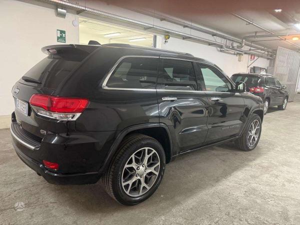 Black Jeep Grand Cherokee 2020 in Siauliai, with an engine capacity of 2.99 L and mileage of 230 thousand km for 15900 €, photo 5 on AUTOMOTO.COM.LV