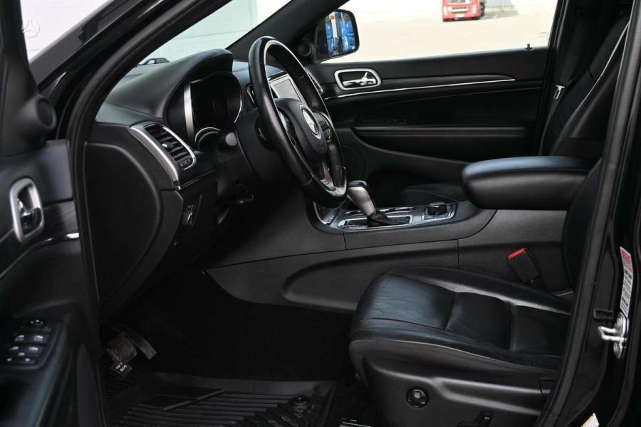 Black Jeep Grand Cherokee 2020 in Kretinga, with an engine capacity of 3.60 L and mileage of 42 thousand km for 20499 €, photo 18 on AUTOMOTO.COM.LV