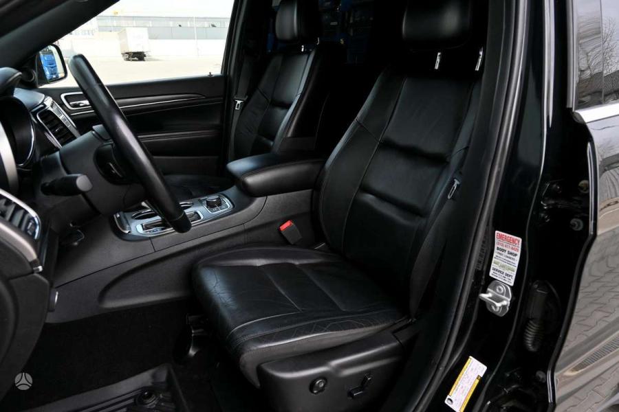 Black Jeep Grand Cherokee 2020 in Kretinga, with an engine capacity of 3.60 L and mileage of 42 thousand km for 20499 €, photo 22 on AUTOMOTO.COM.LV