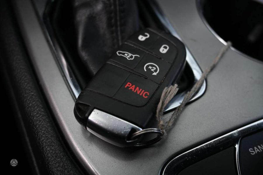 Black Jeep Grand Cherokee 2020 in Kretinga, with an engine capacity of 3.60 L and mileage of 42 thousand km for 20499 €, photo 40 on AUTOMOTO.COM.LV