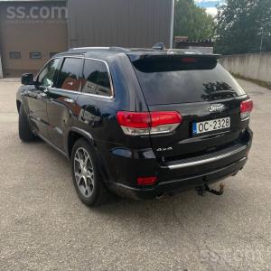 Black Jeep Grand Cherokee 2020 in Riga, with an engine capacity of 3.00 L and mileage of 99 thousand km for 25500 €, photo 4 on AUTOMOTO.COM.LV