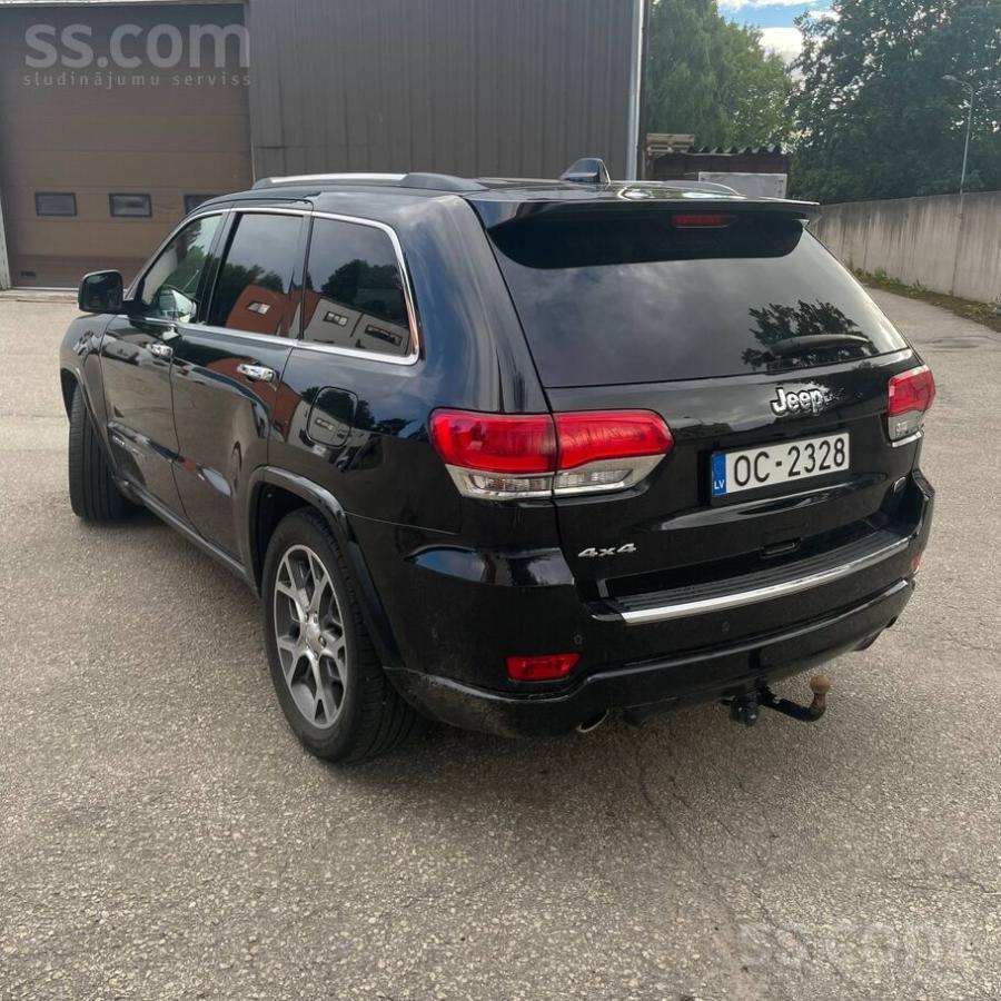 Black Jeep Grand Cherokee 2020 in Riga, with an engine capacity of 3.00 L and mileage of 99 thousand km for 25500 €, photo 4 on AUTOMOTO.COM.LV