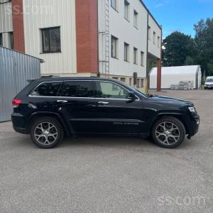 Black Jeep Grand Cherokee 2020 in Riga, with an engine capacity of 3.00 L and mileage of 99 thousand km for 25500 €, photo 6 on AUTOMOTO.COM.LV