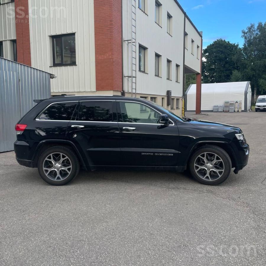 Black Jeep Grand Cherokee 2020 in Riga, with an engine capacity of 3.00 L and mileage of 99 thousand km for 25500 €, photo 6 on AUTOMOTO.COM.LV