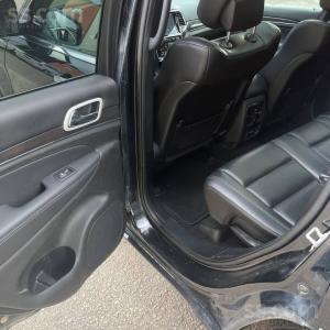 Black Jeep Grand Cherokee 2020 in Riga, with an engine capacity of 3.00 L and mileage of 99 thousand km for 25500 €, photo 10 on AUTOMOTO.COM.LV